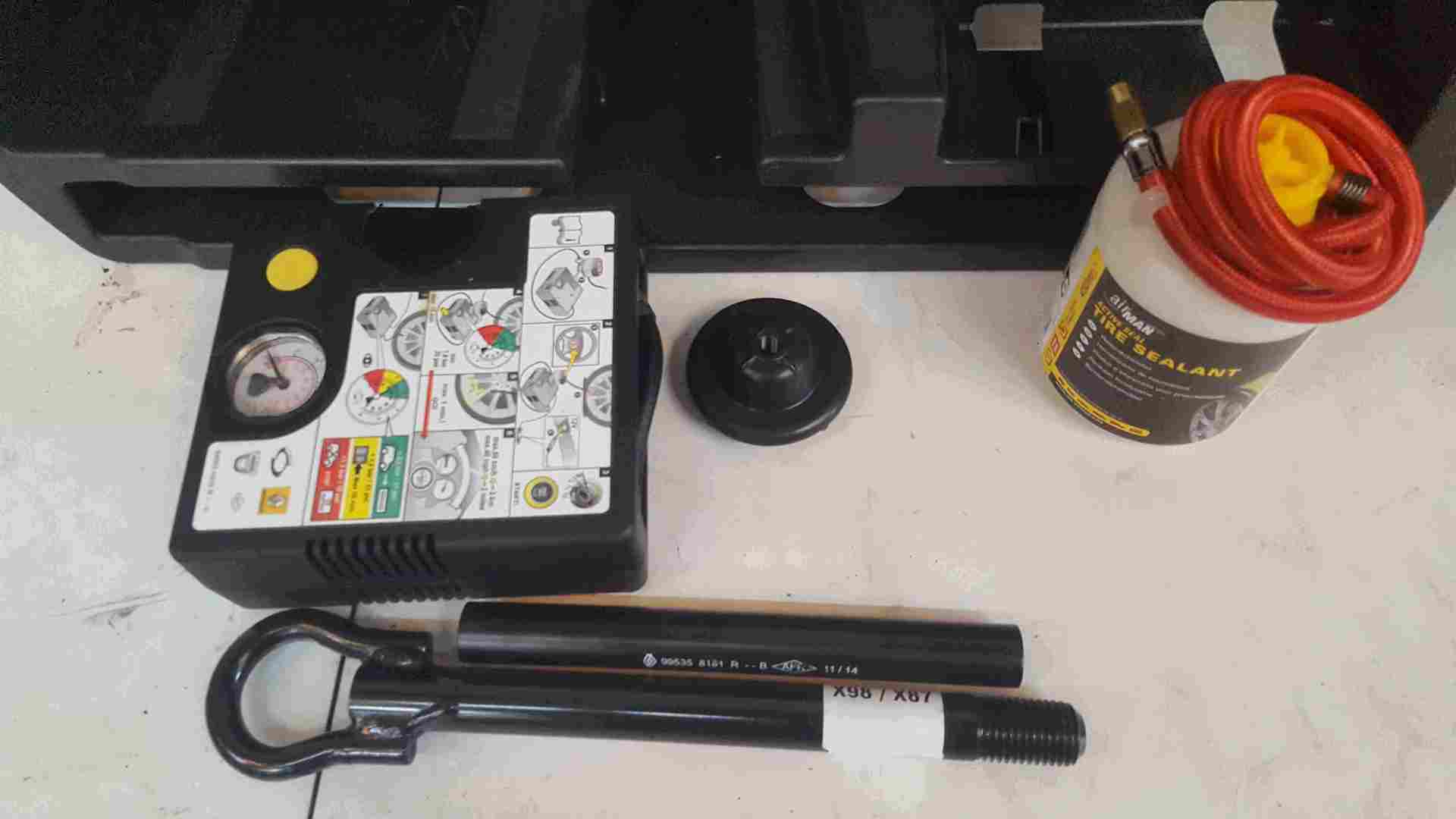 Renault Captur 2013-2019 Foam Inflator Tyre Kit Towing Eye | Store