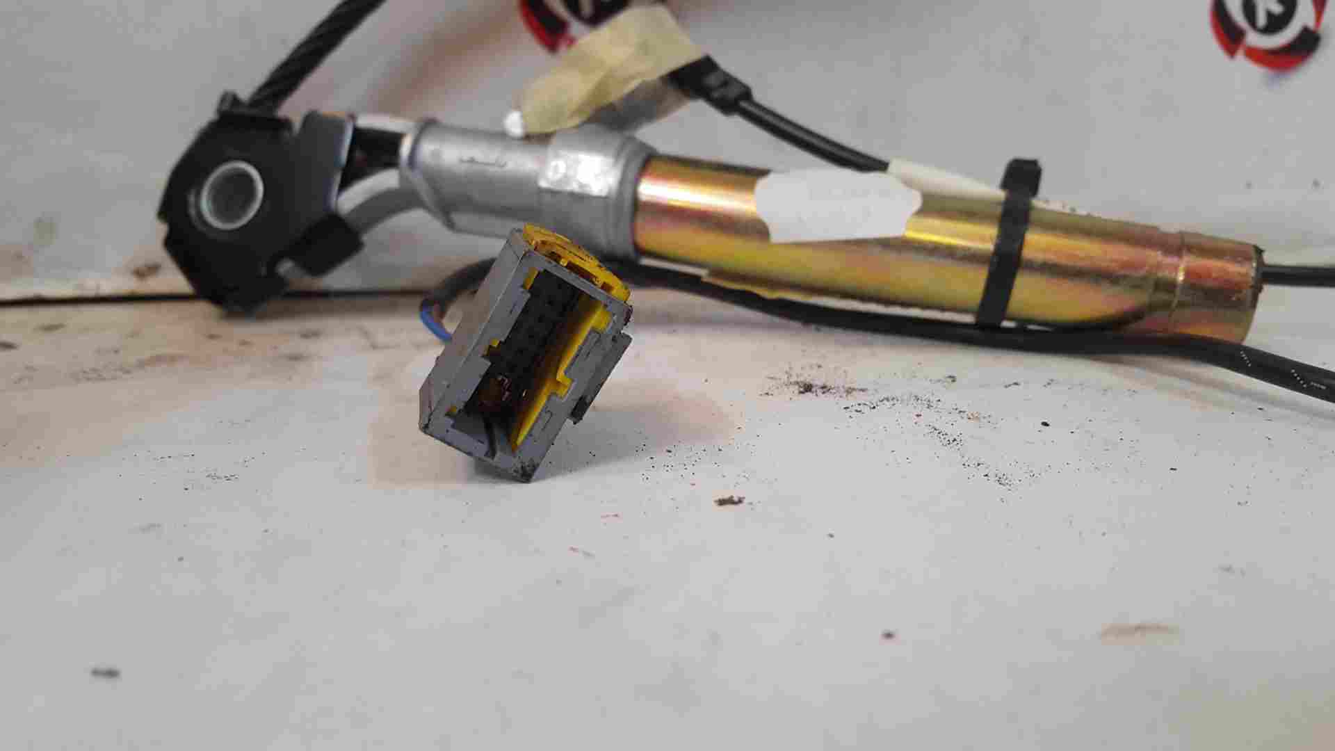 Renault Clio MK2 2001-2006 Passenger NSF Front Pre Tensioner Buckle Clip | Store